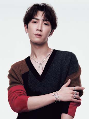 渡辺翔太さんが7つのスタイルに輝く | Swarovski JP